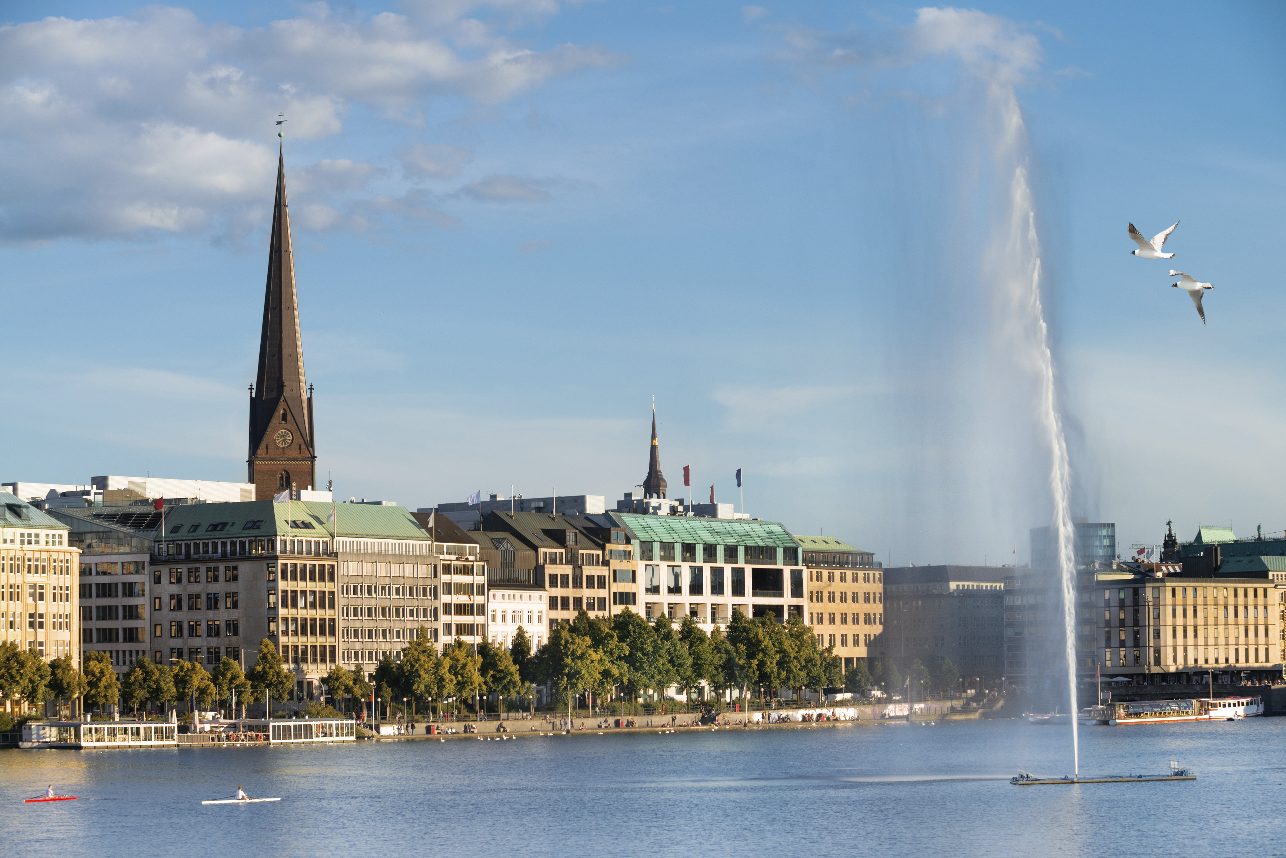View across the Inner Alster Lake in Hamburg - Urlaubsreisen & Städtereisen